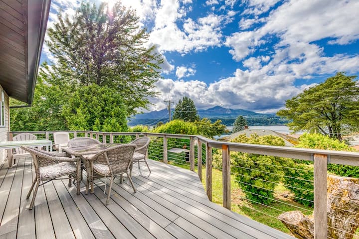 Magnificent Dog-friendly Home With Lake & Mountain - Carson, WA
