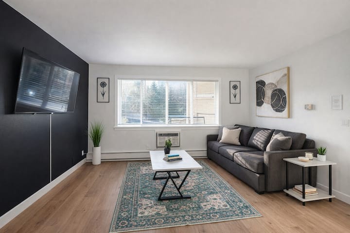 The Monochrome Suite | Steps From Park | Sleeps 3 - Sterling Heights, MI