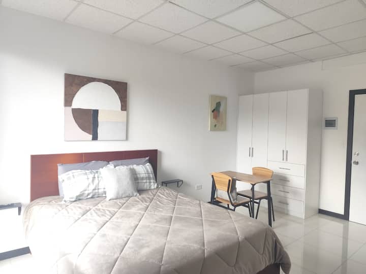 Cálido Y Moderno Estudio La Carolina - Quito