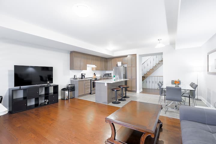 Spacious Bright Private! Townhome In Markham - Markham, Canada
