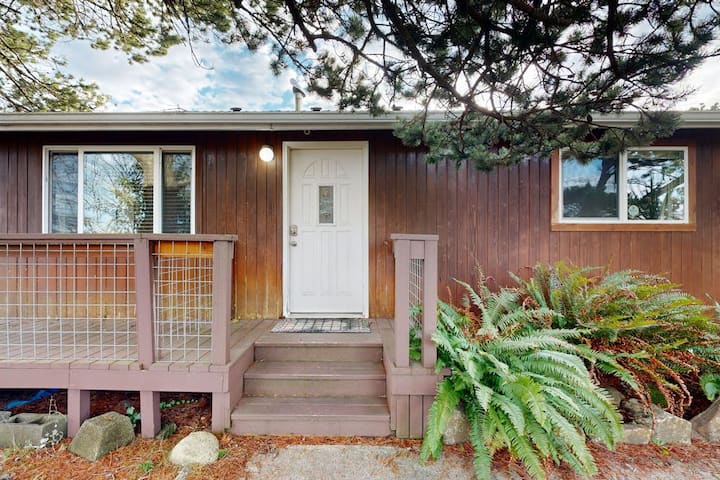 Centrally-located, Dog-friendly Home W/ A Deck Ove - Seaside, OR