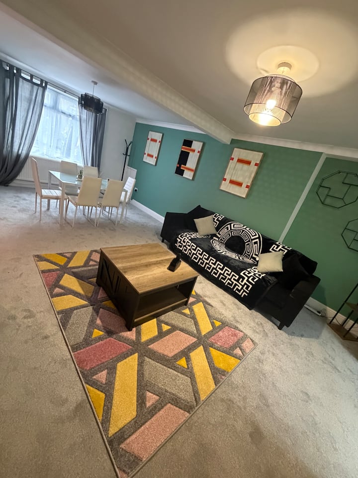 Miskin House Retreat! - South Wales