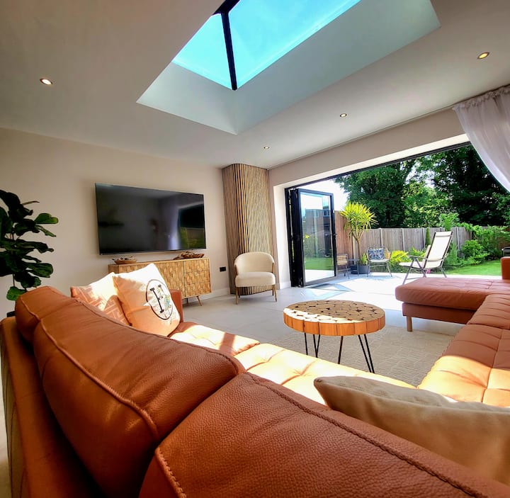 Modern Luxury Home With Spacious Garden & Parking - St Albans