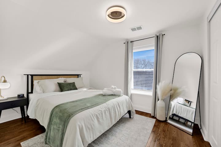 Boutique Attic Suite - Private 1br Hideaway - Lincoln Square - Chicago