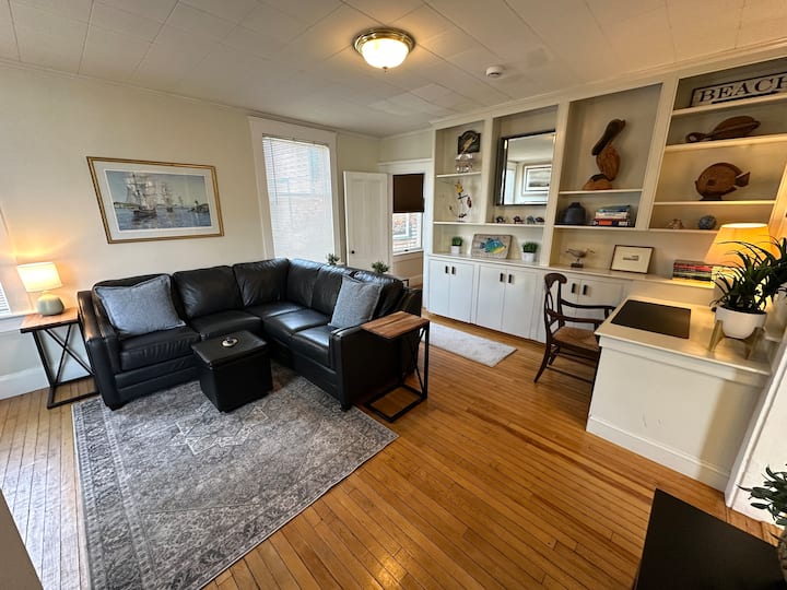 Newport Harbor View Cottage Unit W/ Parking - Newport