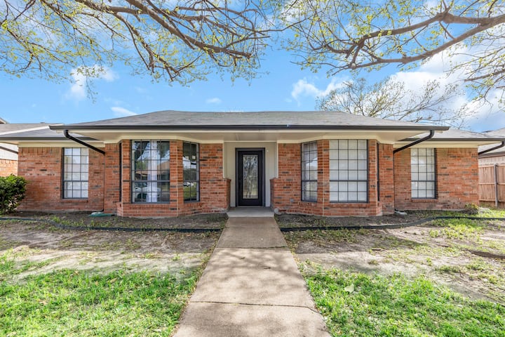 Modern 4br Home | 8 Beds | 10 Guests | Family Stay - Garland, TX