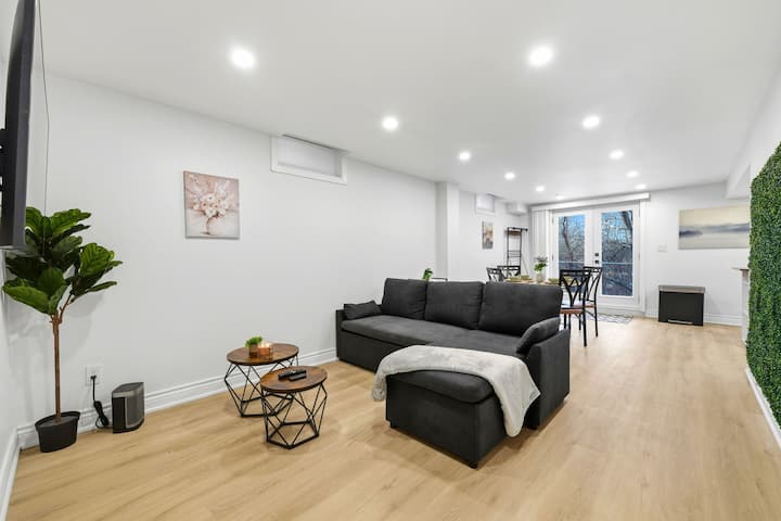 Grass Wall Suite | Sleeps 4 | Wi-fi + Espresso - Vaughan