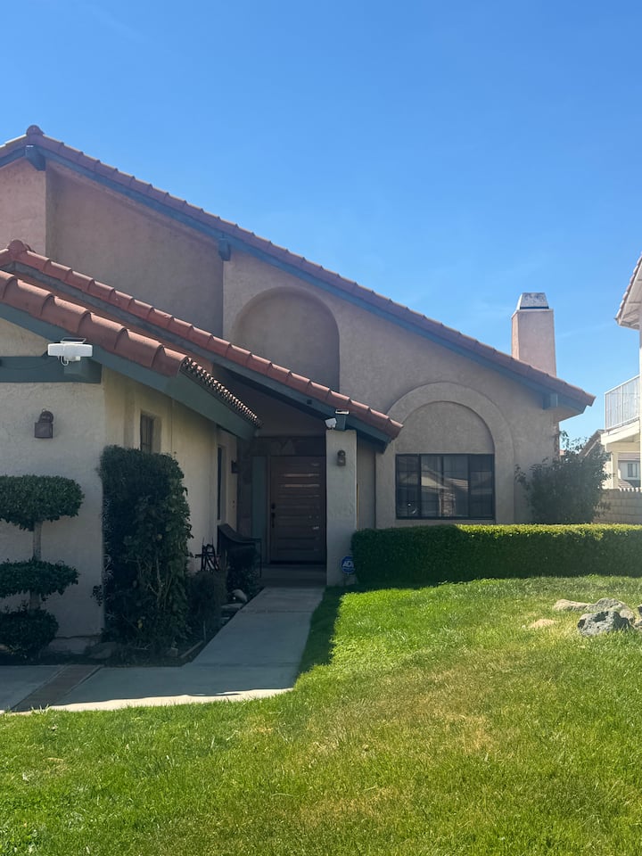 Peaceful Lake House With Tall Ceilings And Views - Apple Valley, CA