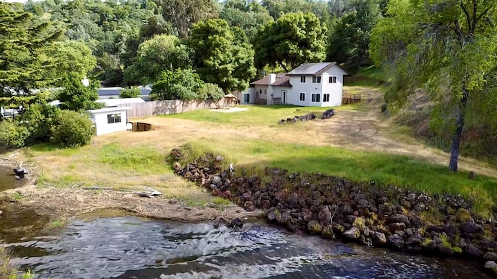 Lakefront Escape | Views | Hot Tub | Secluded - Clearlake, CA