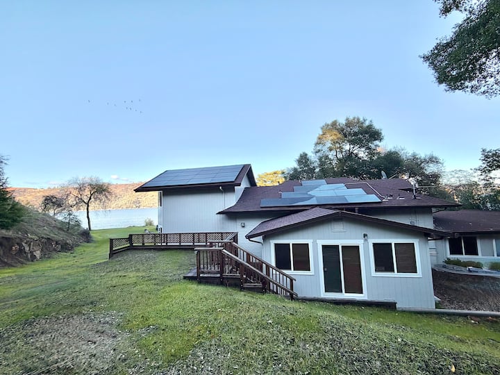 Lakefront Escape & Views - Clearlake, CA