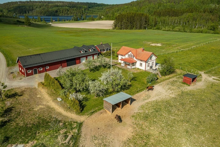 Vackert Belägen Gård Intill Sjö I Värmland - Kil