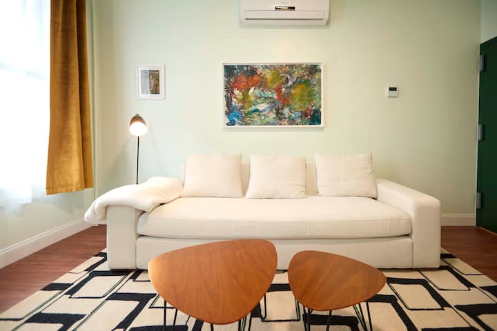 Massive Artsy 1-bedroom Apartment In Greenpoint. - New York