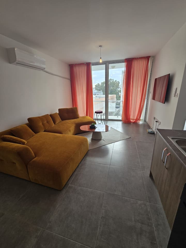 Modern 2br Flat: Refurbished&steps From The Beach - Famagusta