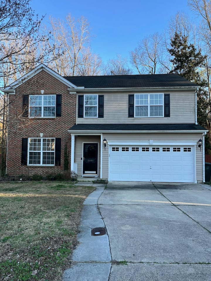 Charming 4br Stay Near Walnut Creek Amphitheater! - Raleigh, NC