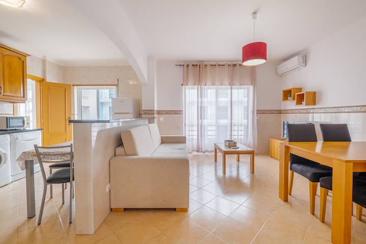 T2 Espaçoso A 1 Min Da Praia | Terraço | Altura - Altura