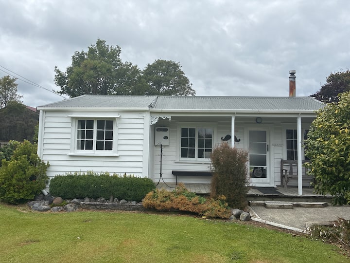 Cozy Cottage Mountain Retreat - National Park - New Zealand