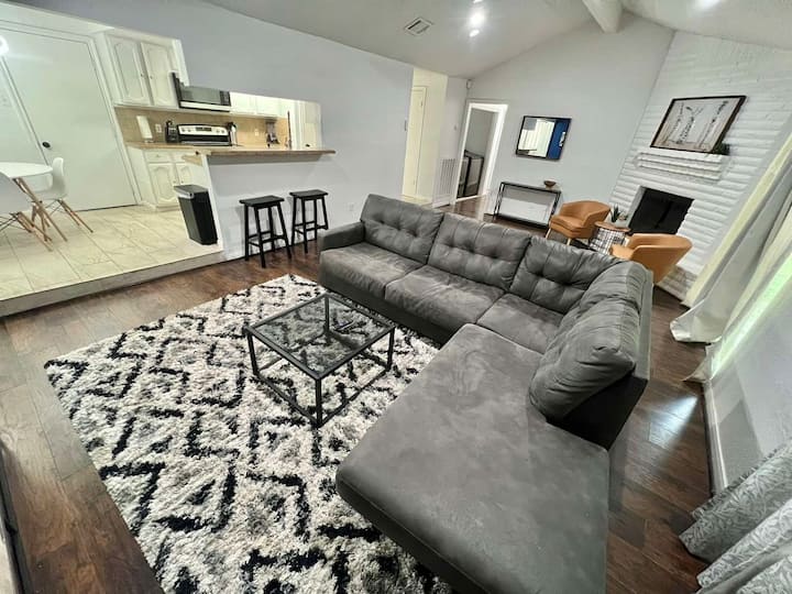 Event Friendly/family Home With Backyard 8 Beds - Tomball, TX