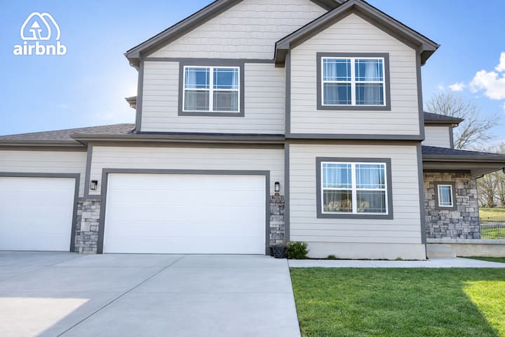 Elegant Home At National Golf Course - Parkville, MO