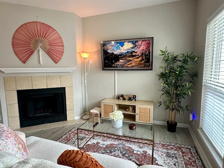 Cozy 1br Retreat - Fireplace • Pool • Free Parking - Plano, TX