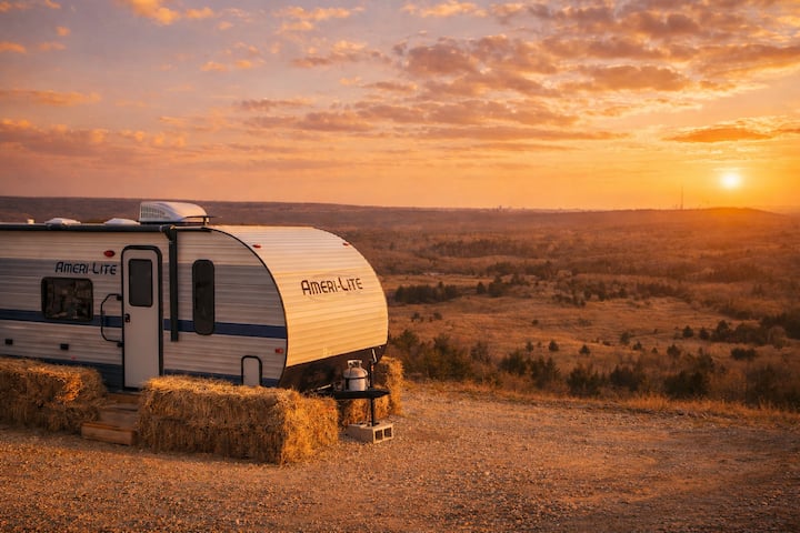 Tulsa Hilltop Farm Stay • Sunset Views & Animals - Tulsa, OK