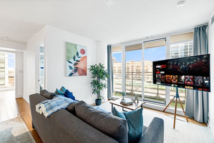 Expansive 3br Downtown Condo With Patio - Toronto