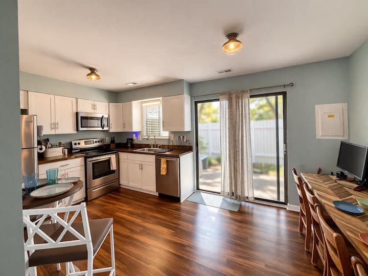 Coastal Townhouse | King Bed | 5 Mins To Atl Beach - Morehead City, NC