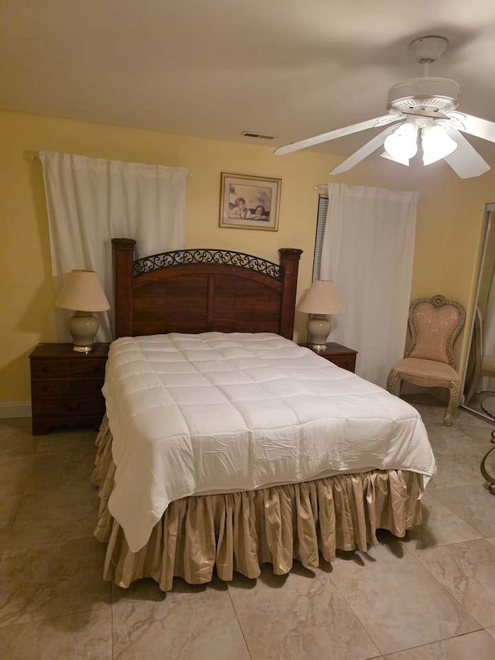 Private Suite In A Shared Suburban Home Room 4 - Frankfort, IL