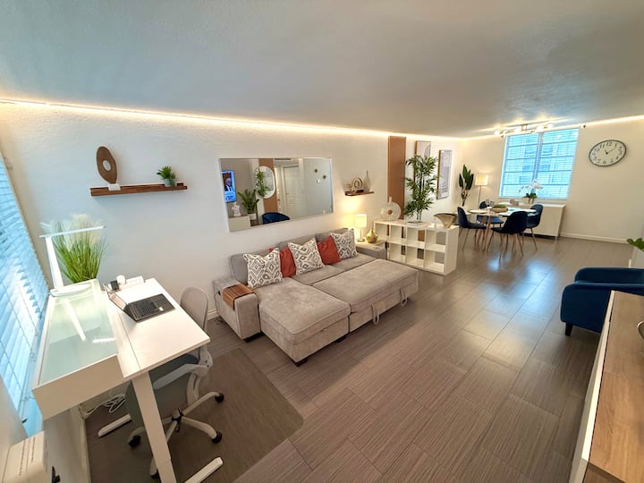 Lincoln Rd • Beach & Convention Gem + Parking - Miami Beach, FL