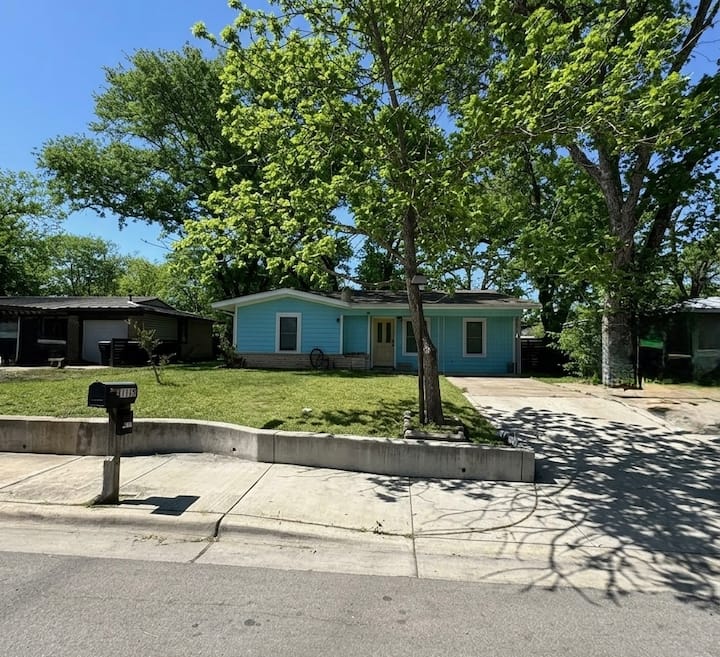 Pet Friendly 3br/2bh Home • Walk To River & Txst - San Marcos, TX