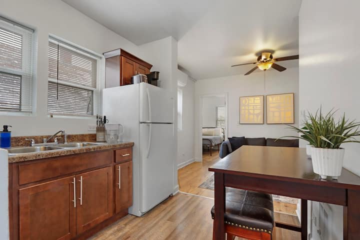 Relaxing 1br Apartment | Waukegan | Free Parking - Waukegan, IL