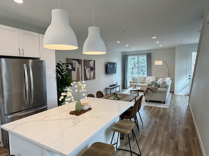 Luxury Townhome Long-term | Red Rocks & Hospitals - Lakewood, CO