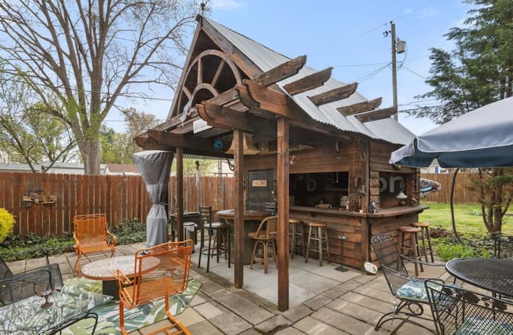Ky Tiki Retreat | Hottub • Fire Pit • Expo/airport - Louisville, KY