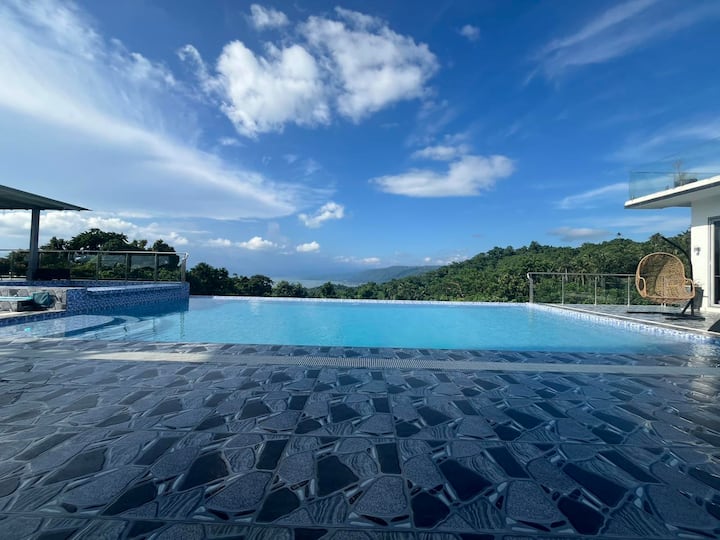 Caliraya Hillside | Modern Pool Home W/ Lake View - Lumban