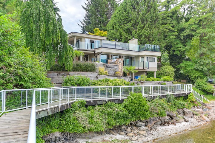 Waterfront Beauty In The Cove W/ Dock & Hot Tub - Port Moody
