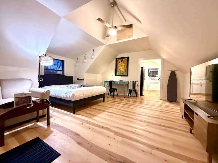 The Kiss Guesthouse: Kitchen, Tv, Quiet, Comfort - Oklahoma City