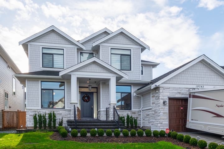 Modern Executive Retreat 3 Bedrooms In Langley - Langley