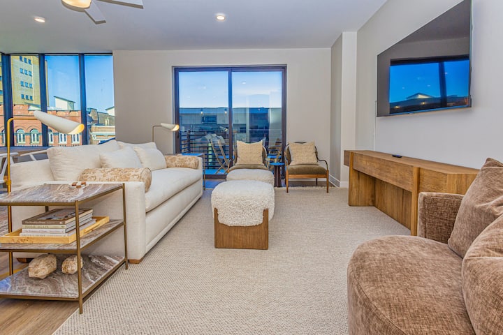 Lone Tree Pass | Gay St Views | Balcony + Parking - Knoxville, TN