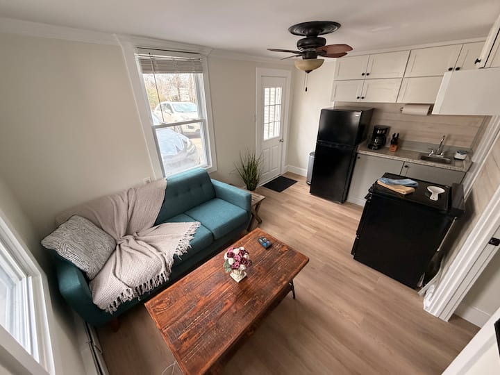 Tiny, Budget Friendly 1 Bedroom Central Ct - Connecticut