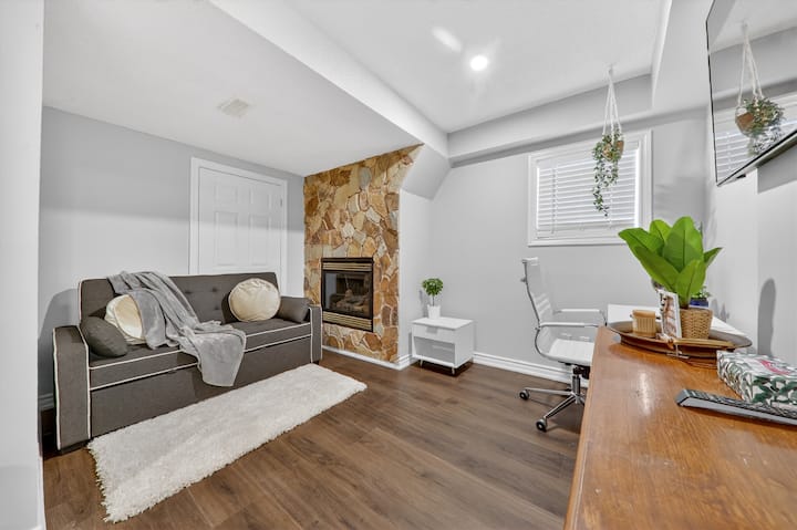 Downtown Markham Hideaway • Modern 2br • Sleeps 6 - Markham