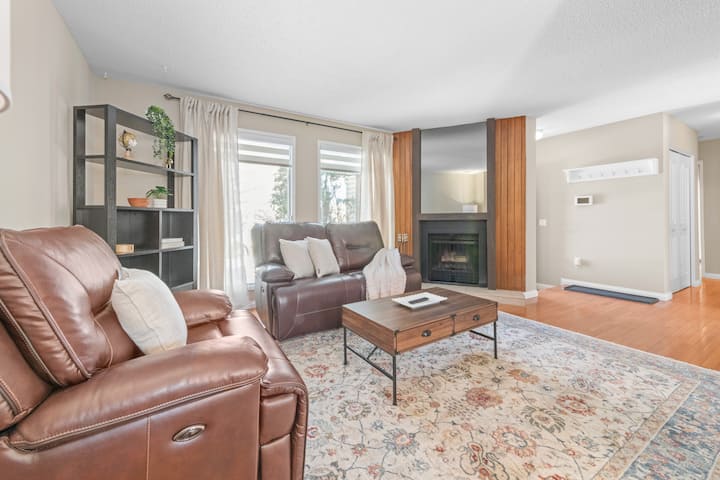 Jasmine- 4 Mins Shopping & Food - Kids Playroom - Saint Albert