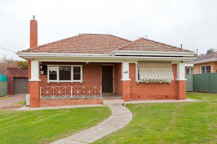 Red Brick Beauty - Central Cottage - Albury