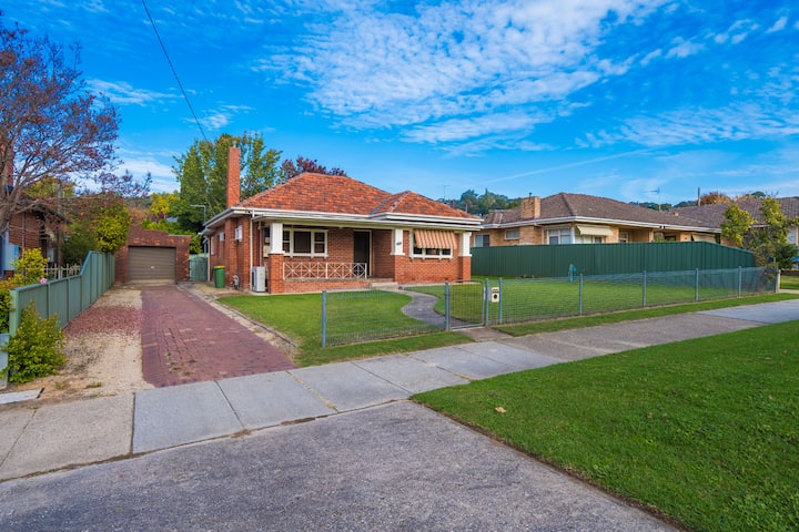 Red Brick Beauty - Central Cottage - Wodonga