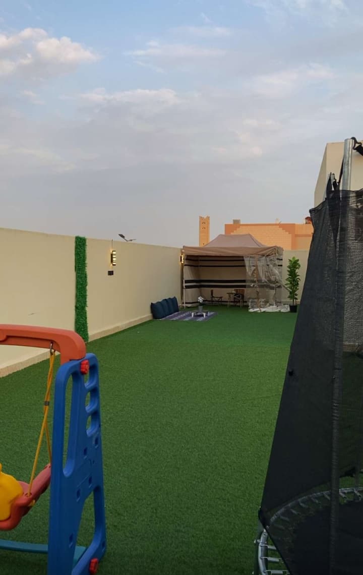 ٣ غرف نوم 
سينما 
صاله 
جلسه بالسطح وألعاب أطفال - Riyadh