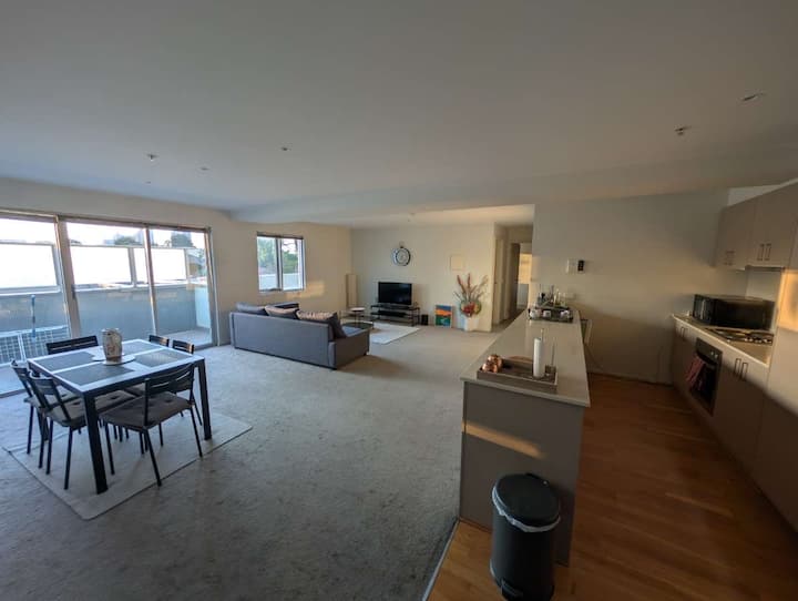 Bright & Spacious 2br Coburg Apartment Near Trams - Melbourne