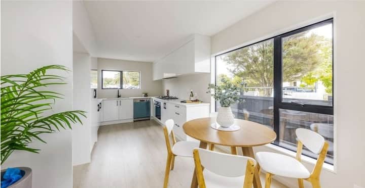 Family-friendly 5-br Home W Private Parking & Yard - Auckland