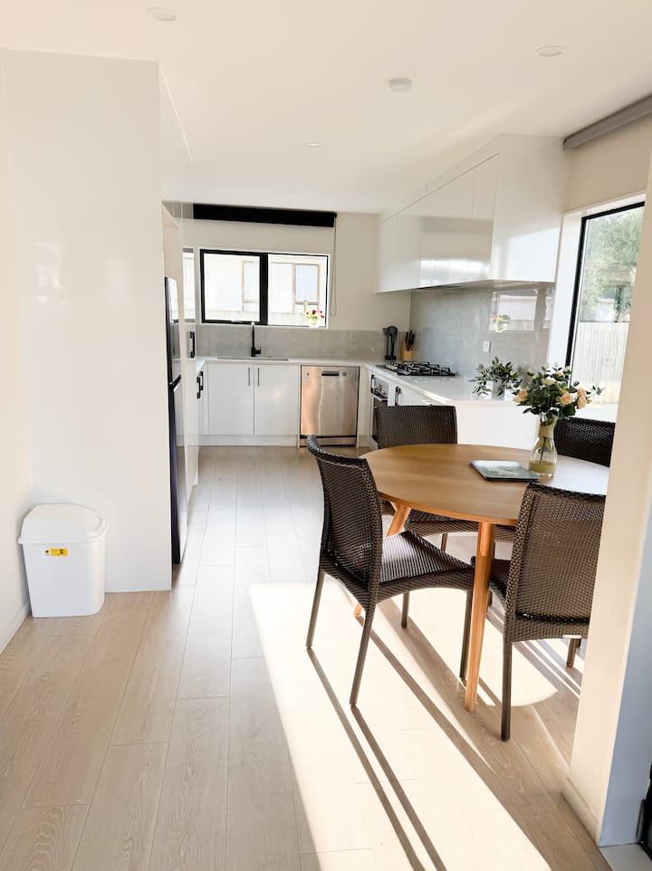 Family-friendly 5-br Home W Private Parking & Yard - Auckland