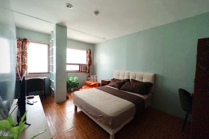 City Center Queen Studio W/ Netflix, Wi-fi & Bath - Butuan City