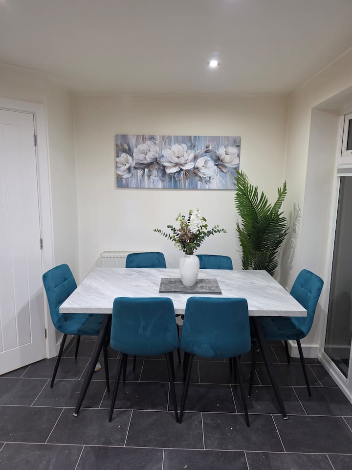 Amesbury Contractor Home With Free Parking! - Amesbury