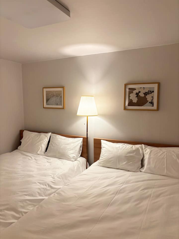 New Open｜홍대·합정 도보  5분｜망원시장·한강 ｜깨끗한 5인 숙소｜퀸2+싱글1 - Zuid-Korea