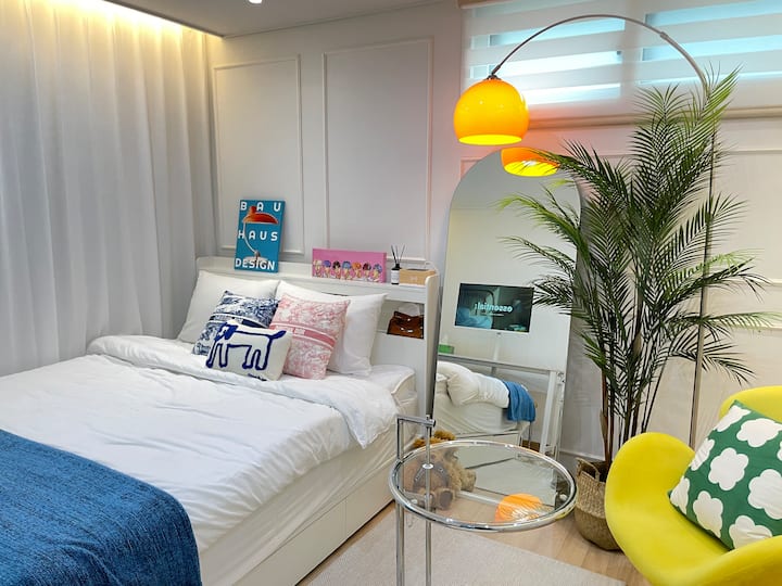 홍대 중심, 도보3분 핫플 K팝
친구·커플 감성 완벽숙소
셀프체크인·짐보관·엘리베이터 Ok - Séoul